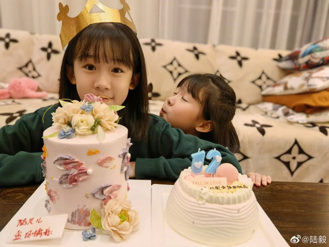 陆毅晒女儿12岁庆生照 姐妹俩蛋糕前搞怪互动qandget 新奇网