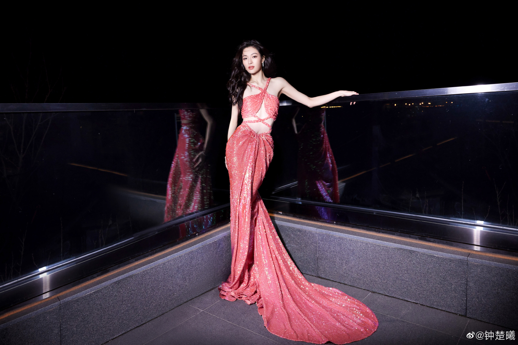 钟楚曦穿绑绳裙秀好身材 波浪卷发风情万种 _Q&Get 新奇网