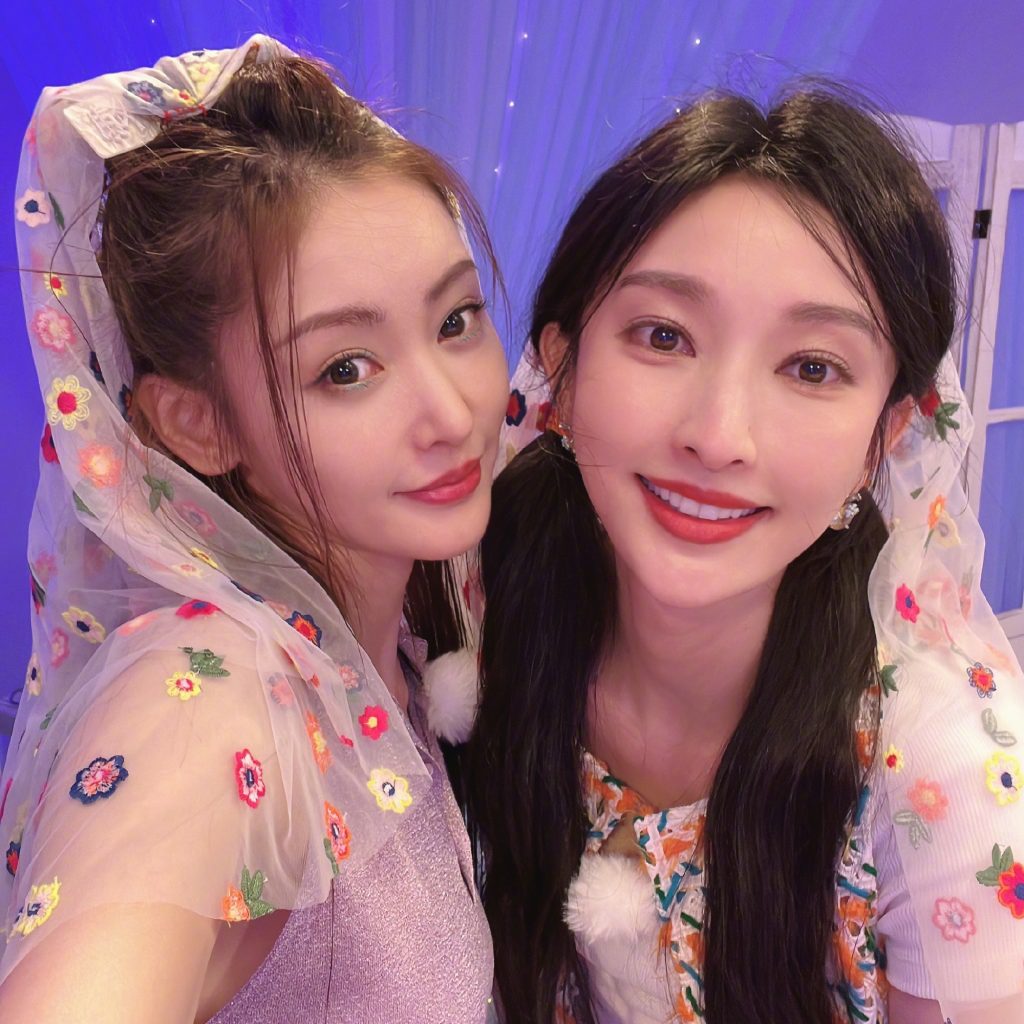 张天爱戴彩色头纱 与浪姐贴脸自拍感情好_Q&Get 新奇网