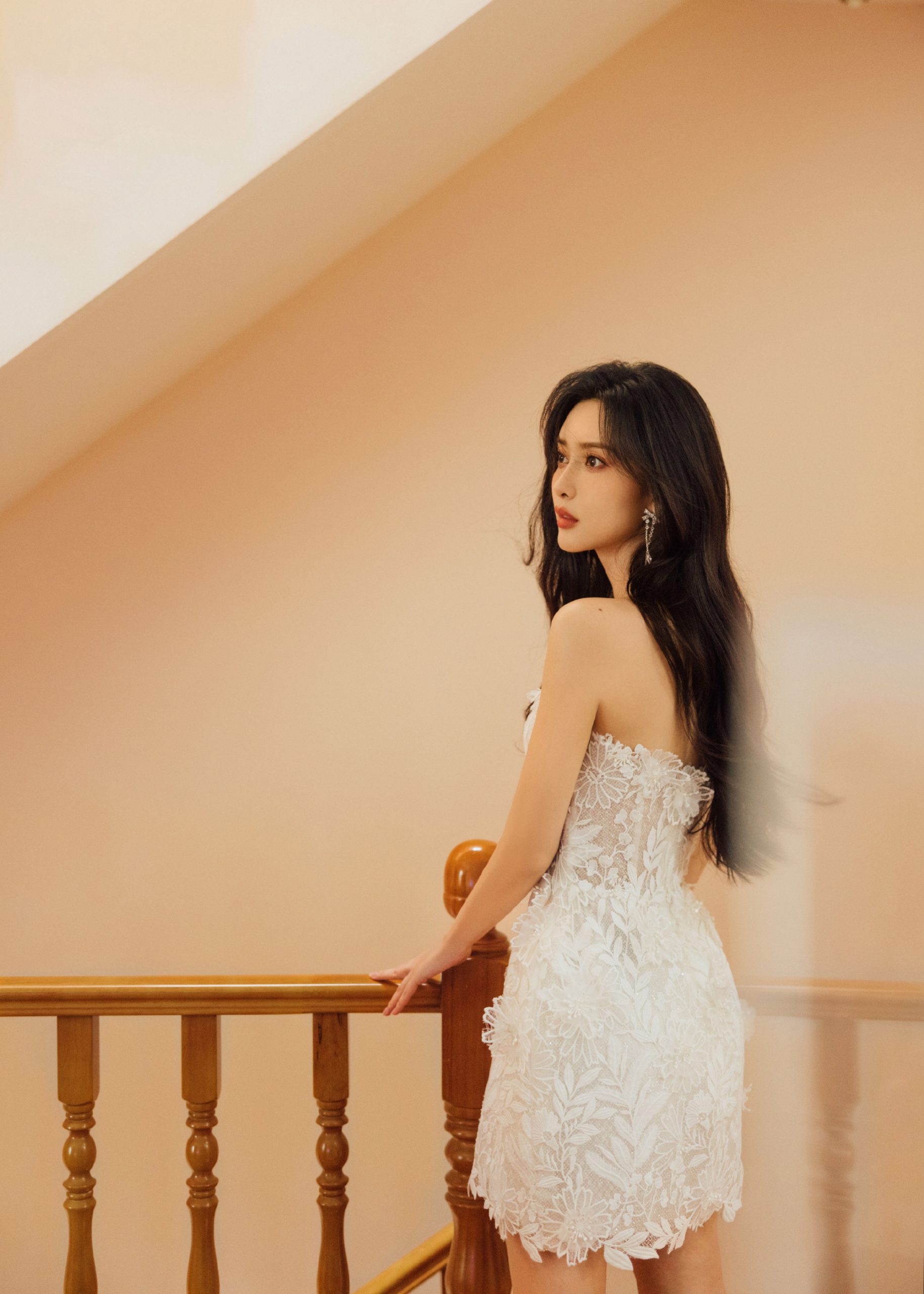 孟子义身着白色蕾丝裙，长发披肩甜美可人_Q&Get 新奇网