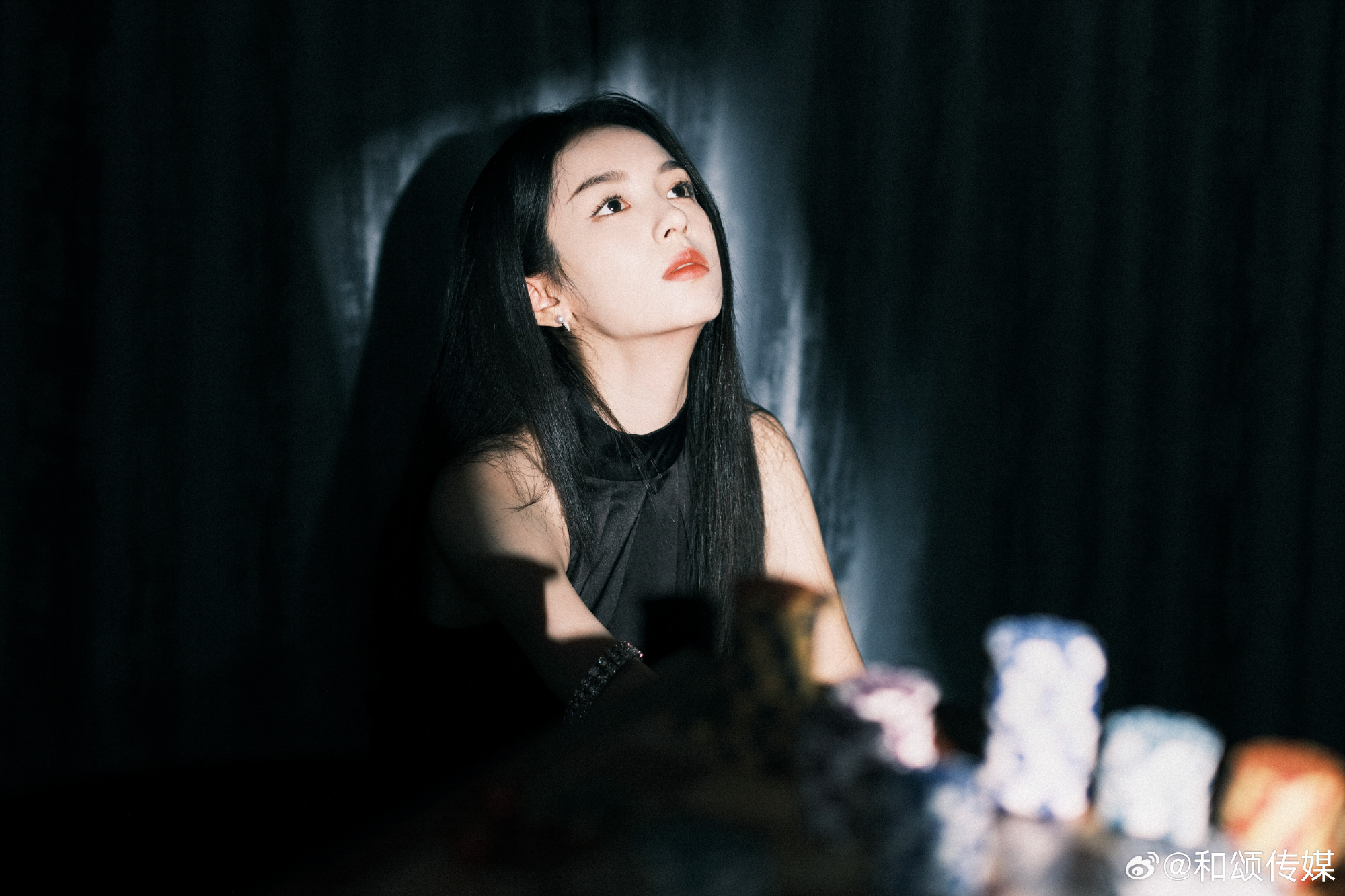 周也穿黑裙化身冷艳美人 黑发红唇气质佳_Q&Get 新奇网